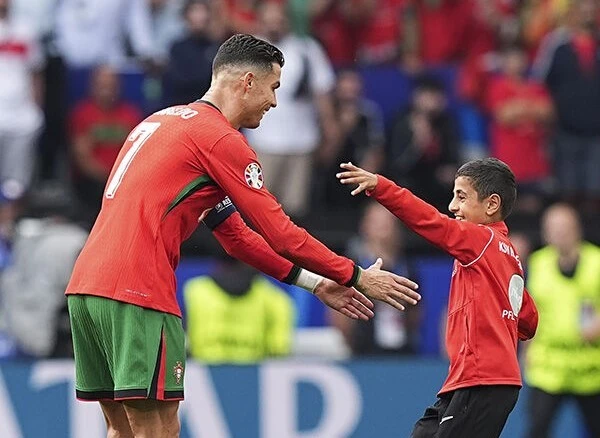 Young fan who took selfie with Ronaldo turns out to be Turkish ...