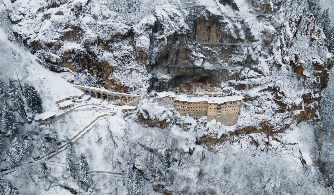 Türkiye’s Sumela Monastery transforms into winter wonderland - Türkiye ...