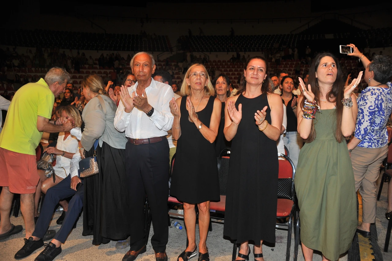 Greek singer Vandi's Türkiye concert canceled over Turkish flag and ...