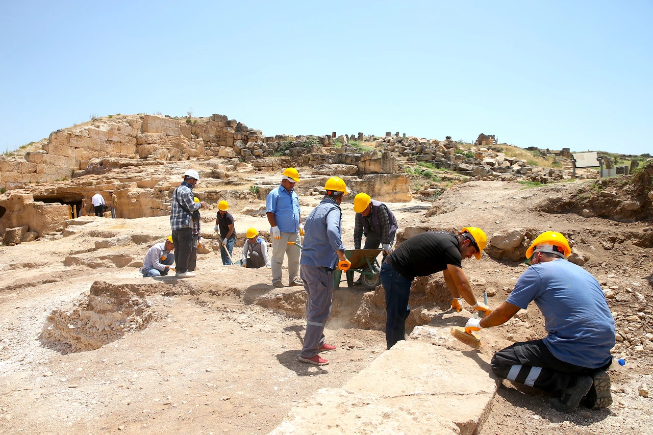 Mysterious secret chamber uncovered at Mithras temple reveals hidden ...