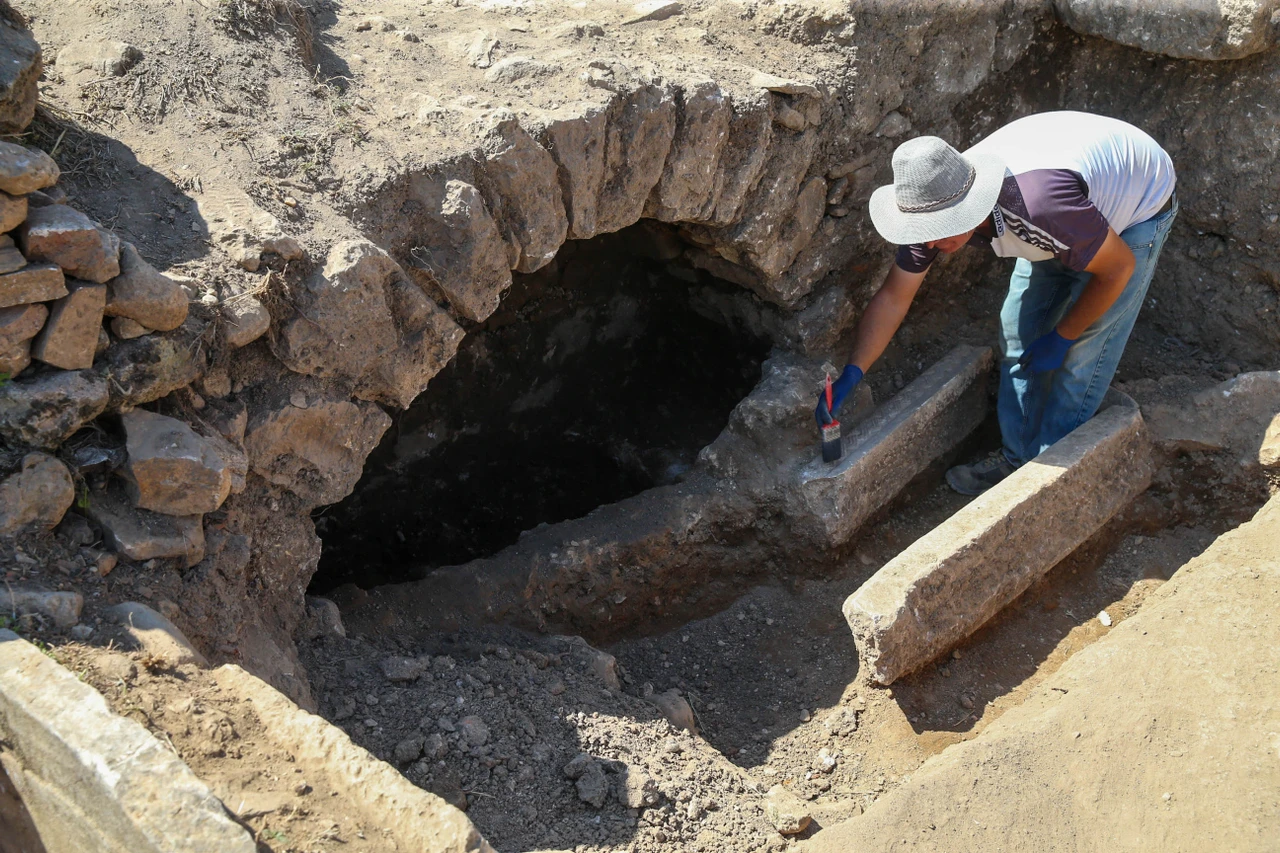 9 Byzantine-era tombs uncovered at Sebaste city revealing ancient ...