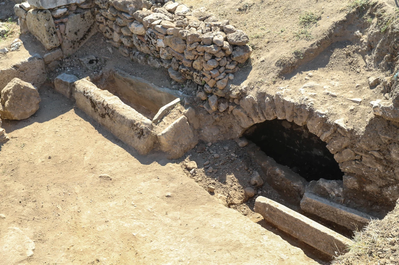 9 Byzantine-era tombs uncovered at Sebaste city revealing ancient ...