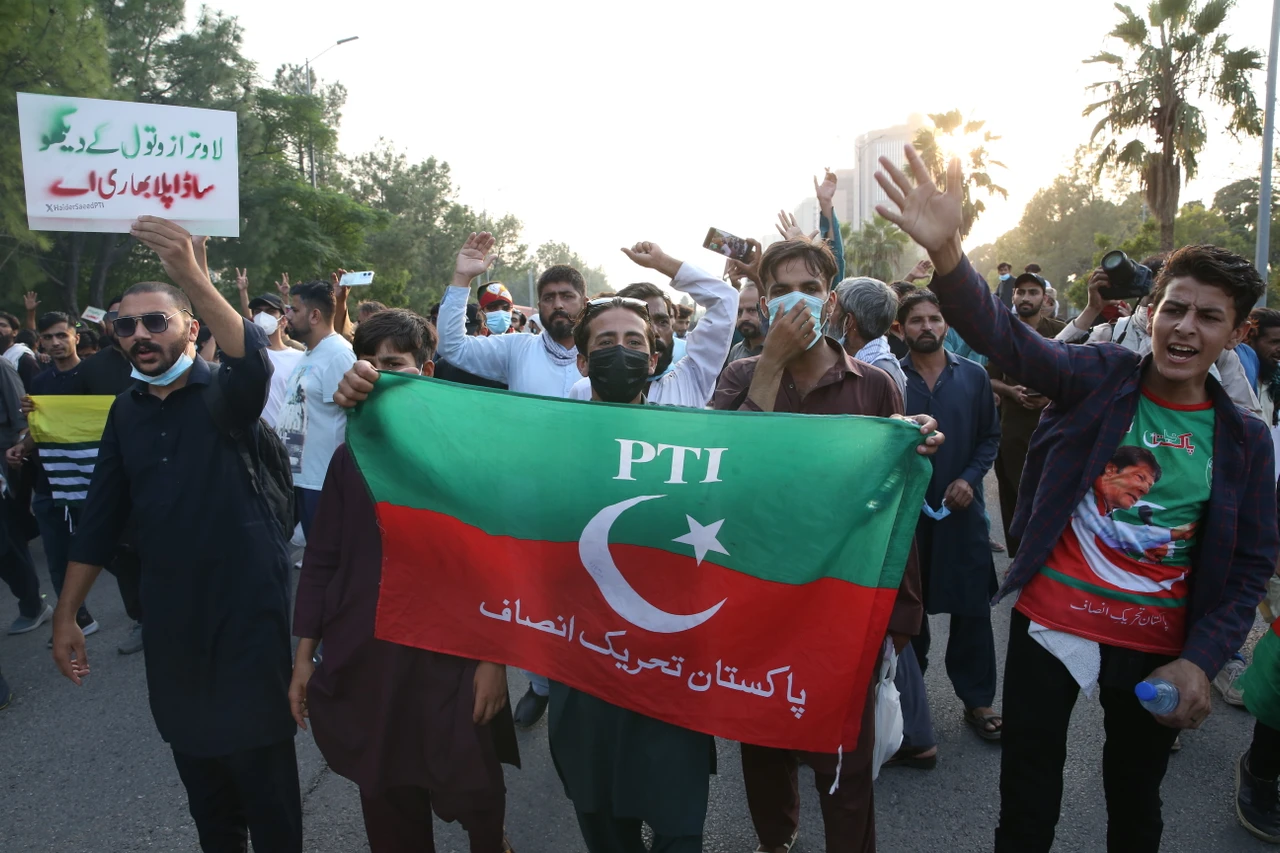 Protests erupt in Islamabad as supporters rally for former Pakistani PM ...