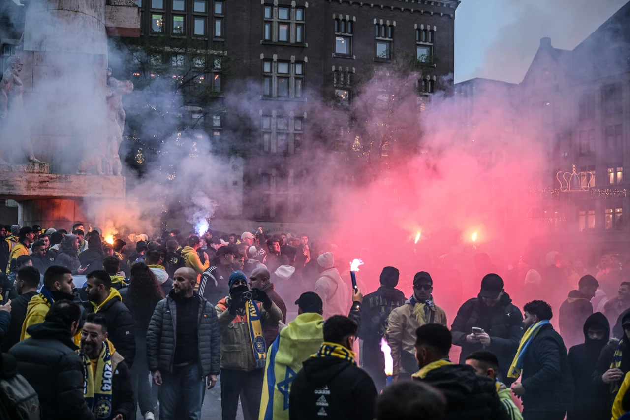 Maccabi Tel Aviv hooligans clash with locals in Amsterdam after Ajax ...