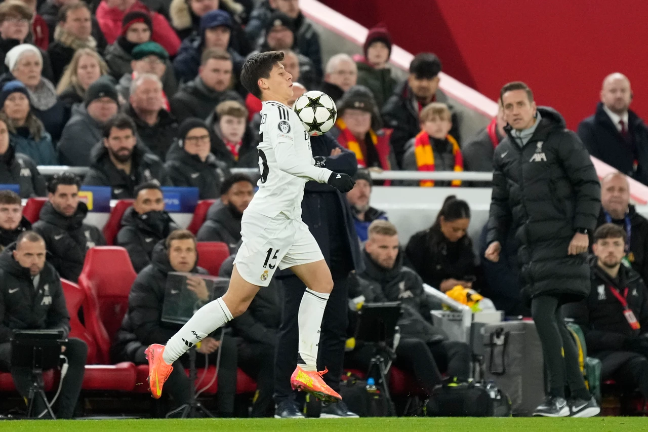 Ancelotti's reaction to Arda Guler's missed shot in Liverpool defeat ...