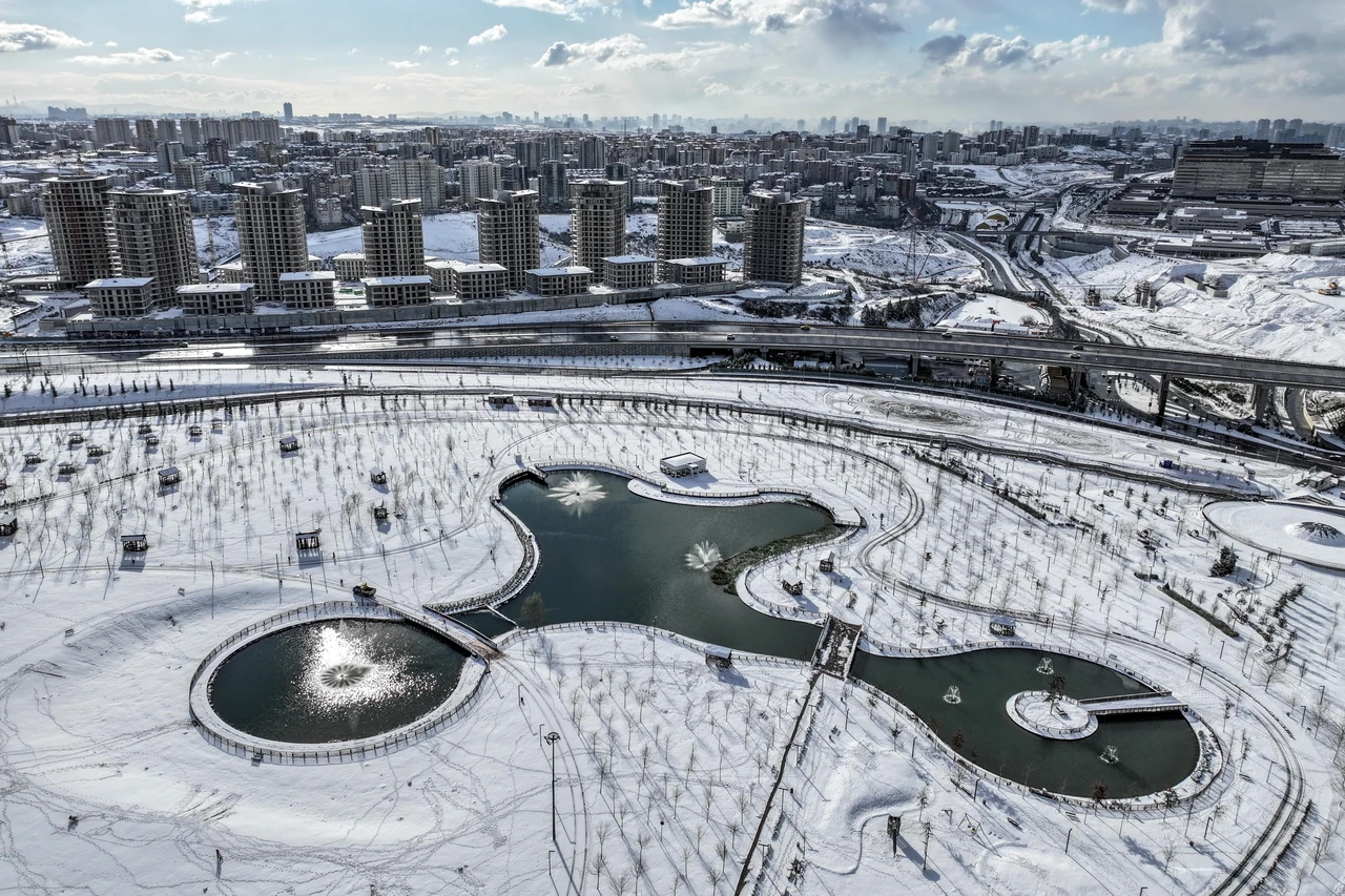 Istanbul covered in snow: Stunning views of white city - Türkiye Today