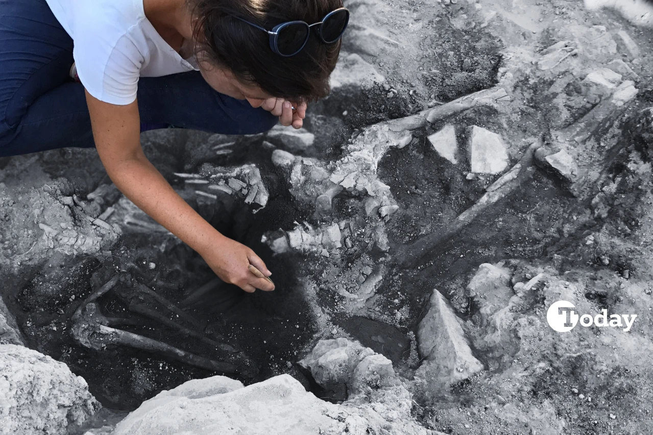 Santorini volcano's victims, ancient ash, tsunami traces discovered in ...