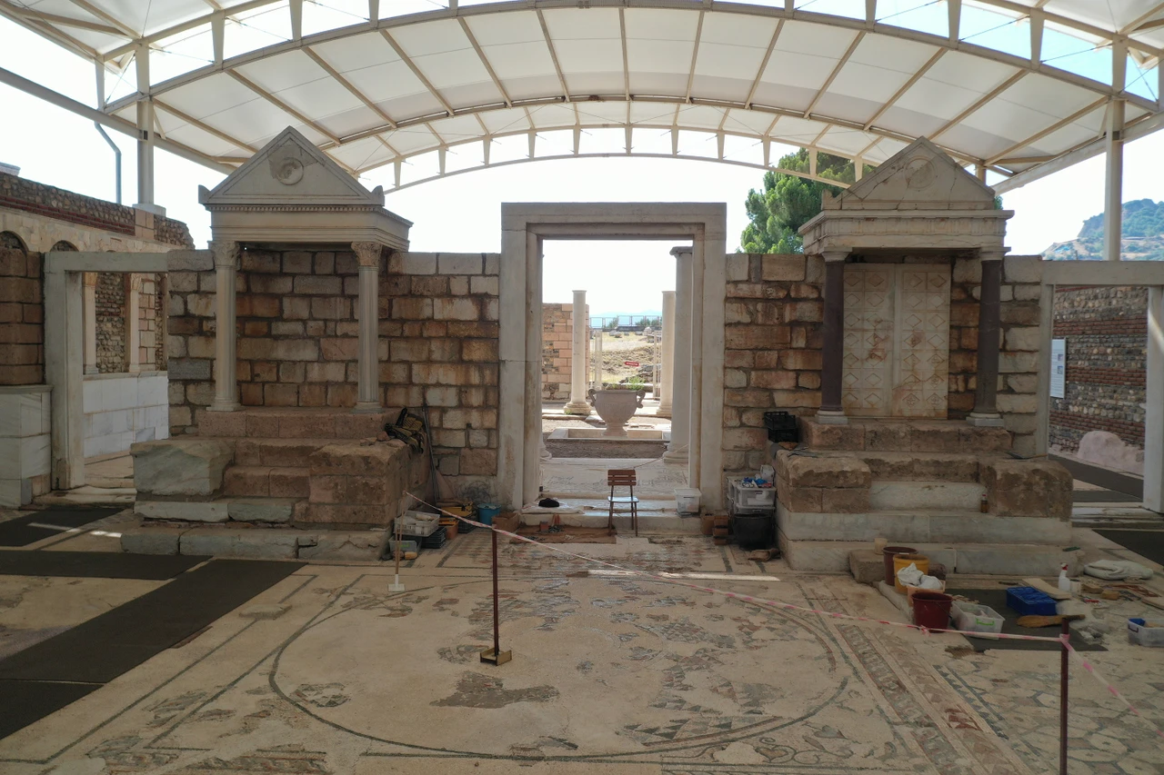 Ancient mosaics at Türkiye's ancient city of Sardes brought back to life by local women ...