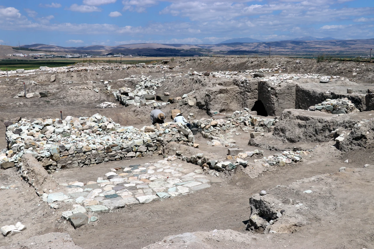 2,600-year-old Medo-Persian fire altar unearthed in Türkiye's Oluz ...