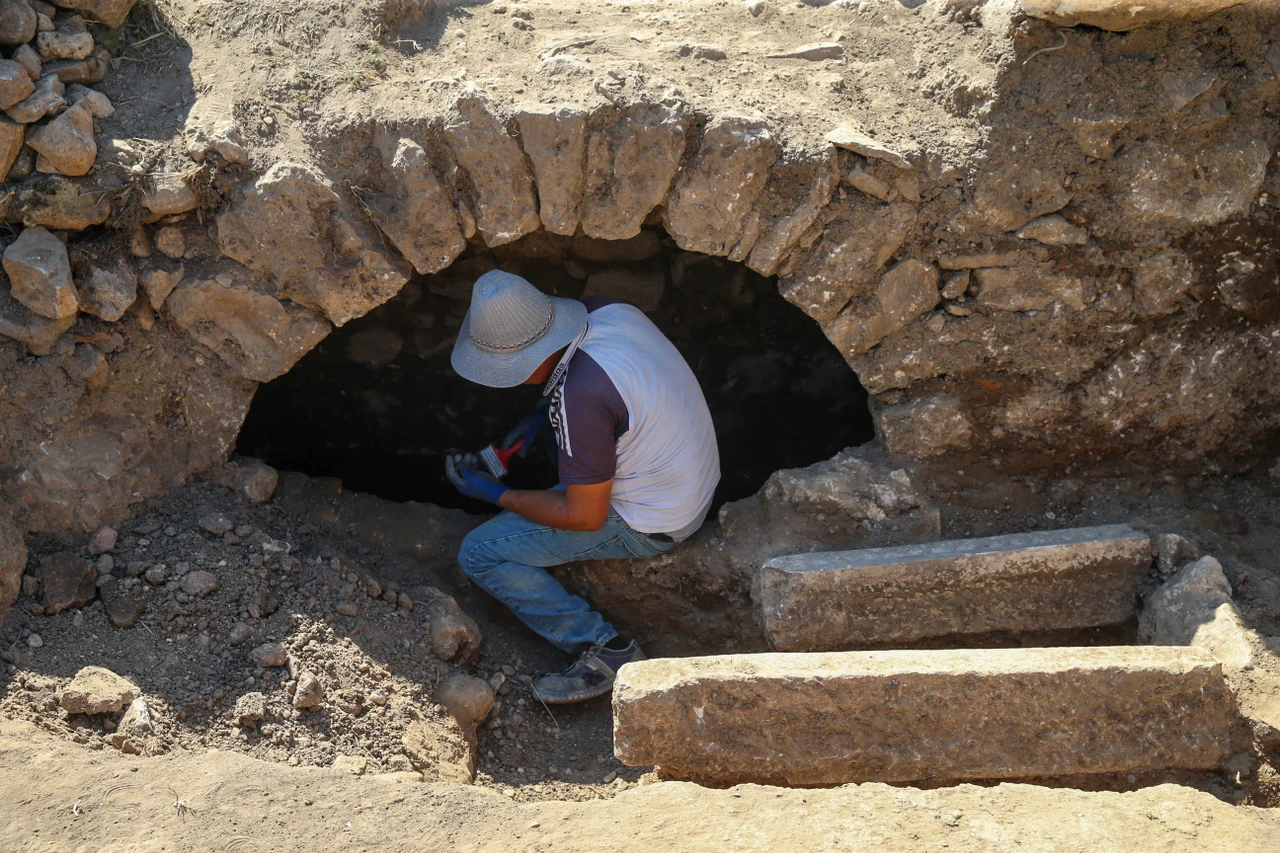 9 Byzantine-era tombs uncovered at Sebaste city revealing ancient ...