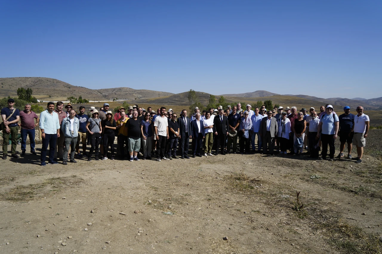 World-renowned archaeologists inspect excavations at Türkiye's ancient ...
