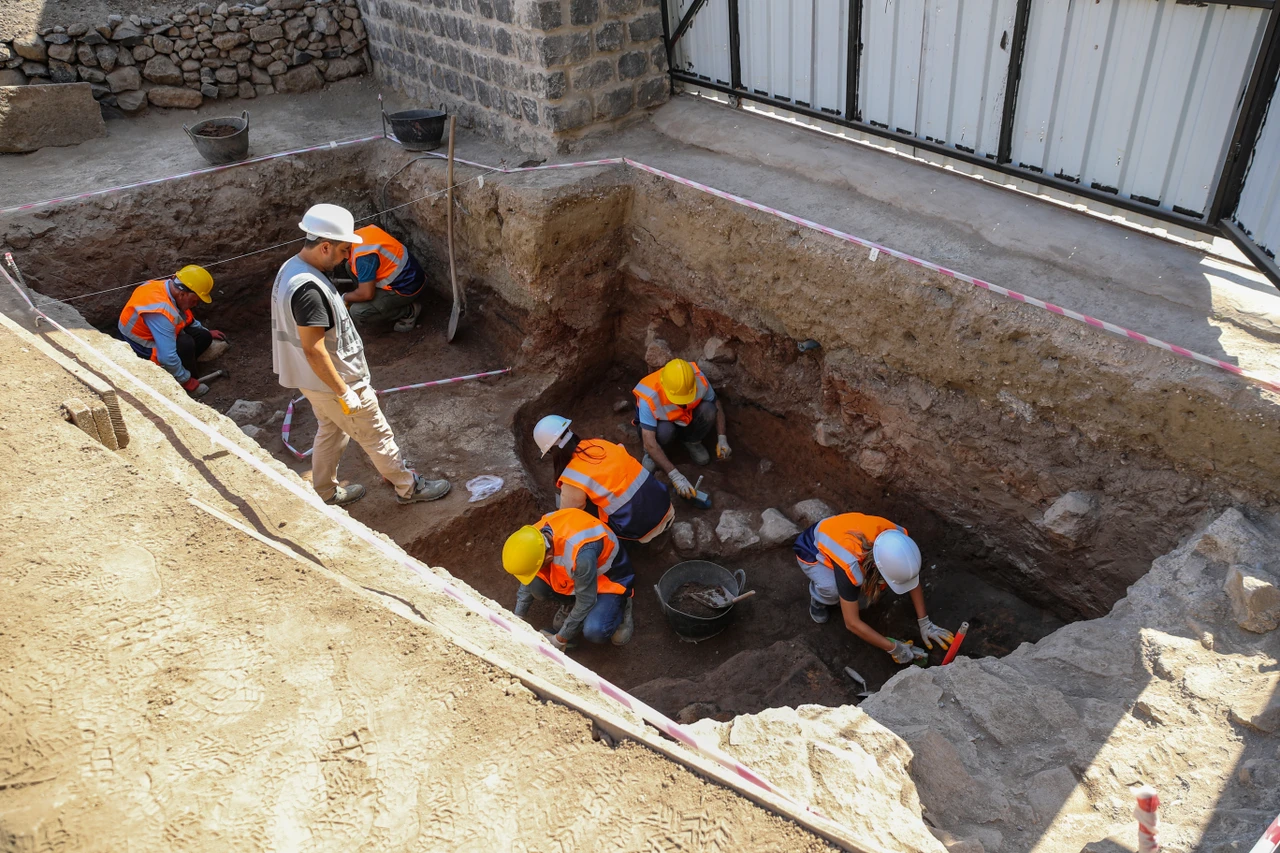 Archaeologists reveal 10,000 years of settlement at Türkiye's Amida ...