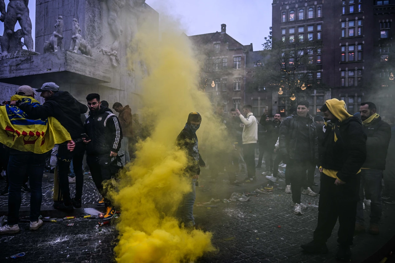 Maccabi Tel Aviv hooligans clash with locals in Amsterdam after Ajax ...