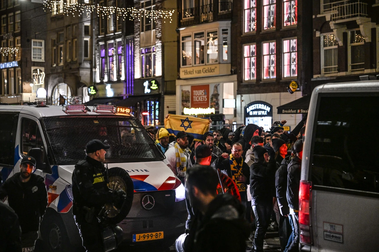 Maccabi Tel Aviv hooligans clash with locals in Amsterdam after Ajax ...