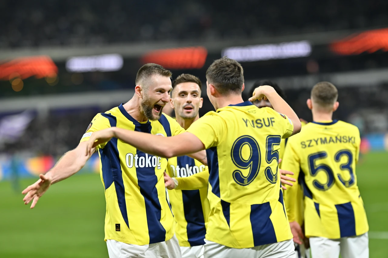 Fenerbahce advances to Europa League Round of 16 despite racist attacks ...
