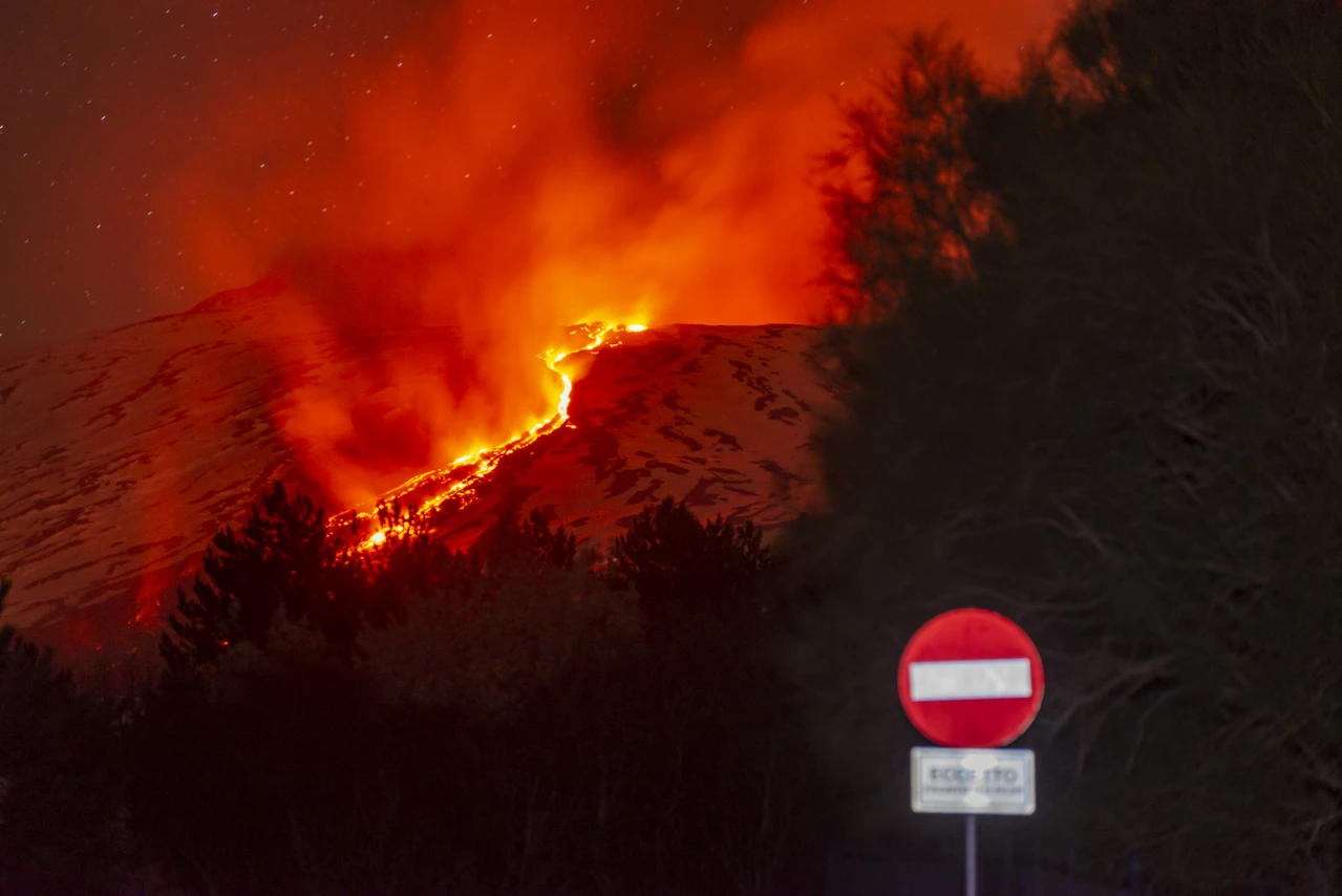 Europe’s most active volcano Mount Etna roars back to life - Türkiye Today