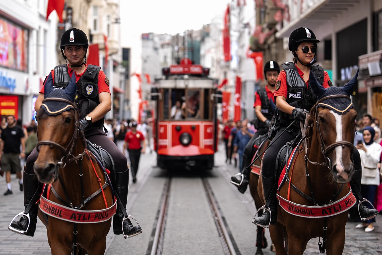 Mounted police charm tourists in Istanbul’s iconic spots - Türkiye Today