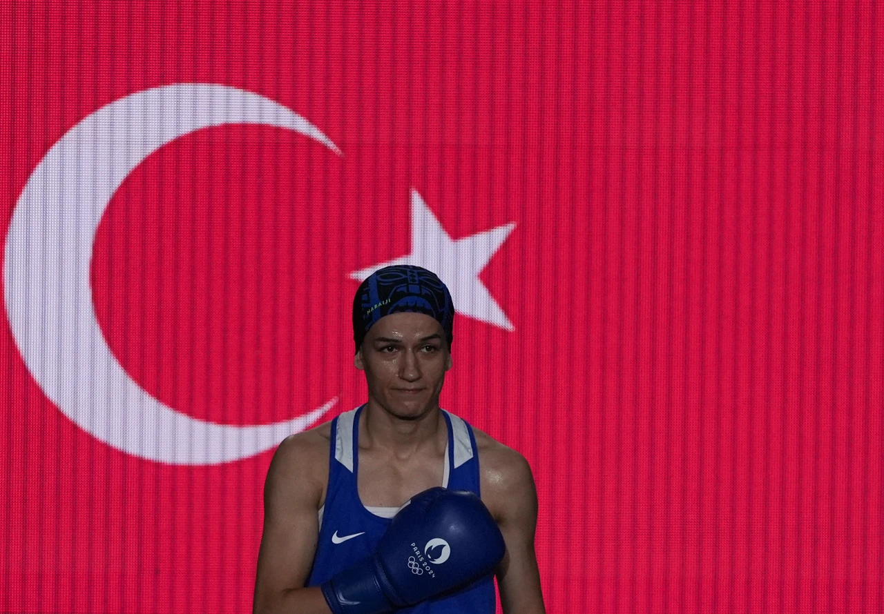 Hatice Akbas wins silver in Paris 2024 Olympic boxing final - Türkiye Today