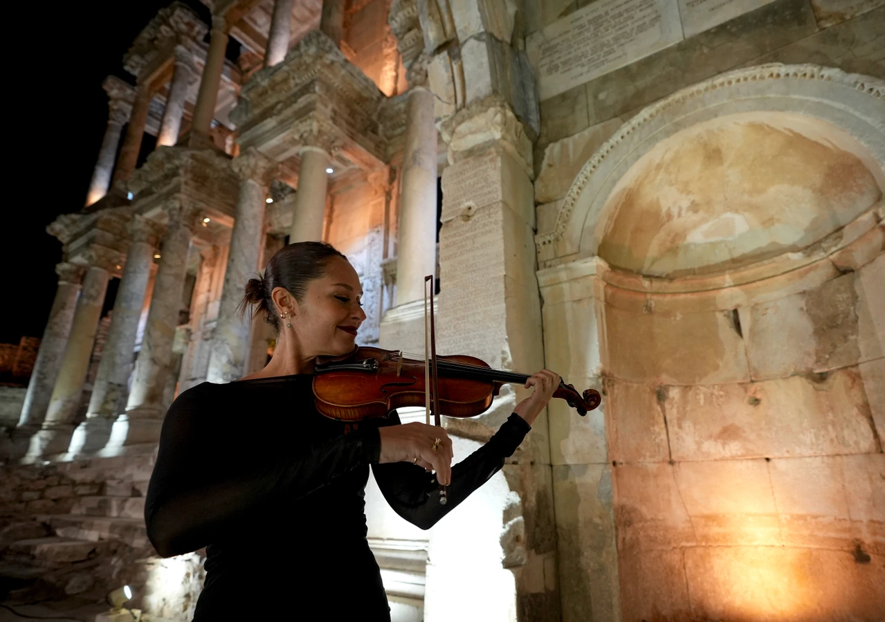First night museum concert held at Türkiye's Ephesus with Vivaldi ...