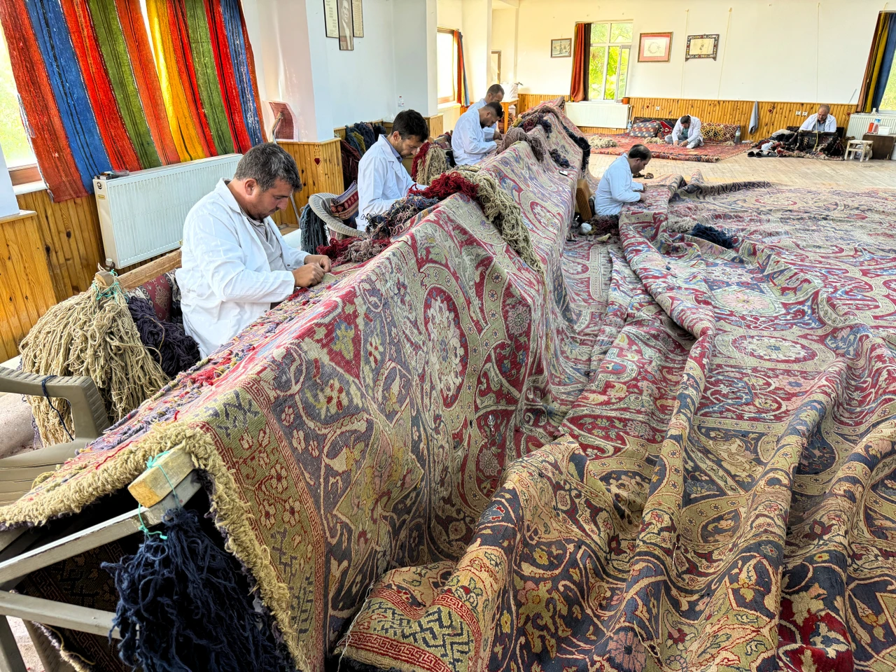 Iconic Hereke carpet revived in Aksaray, on its way back to Netherlands ...