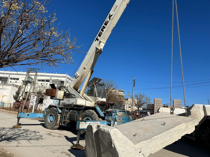 US sets up military base on Türkiye's border in Syria's Ayn al-Arab to ...