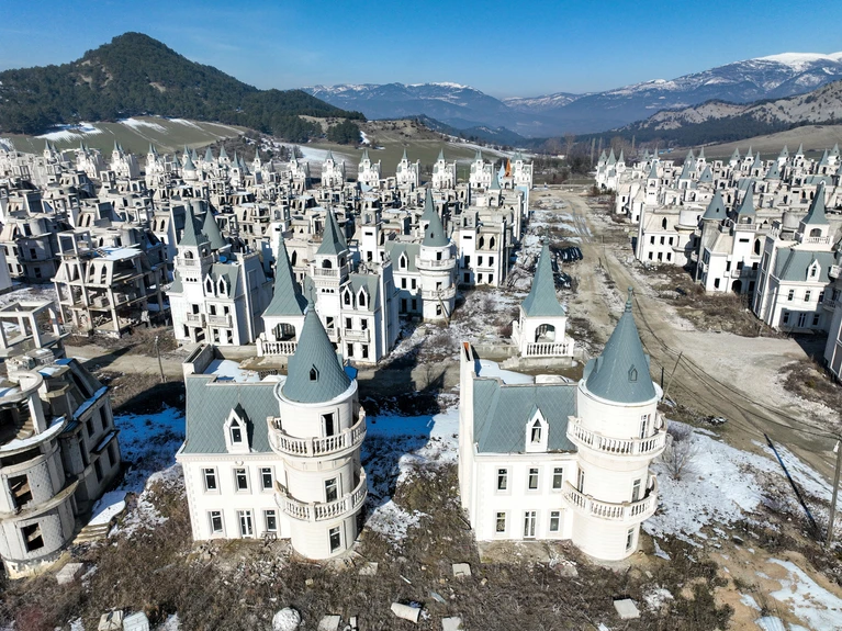 Türkiye’s abandoned Disney castles: Burj Al Babas becomes dystopian ...