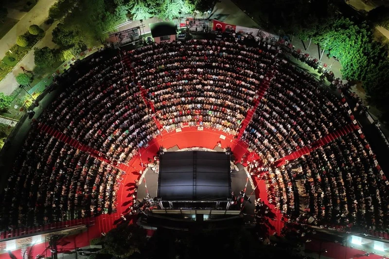 31st Int'l Adana Golden Boll Film Festival honors cinema icons in ...