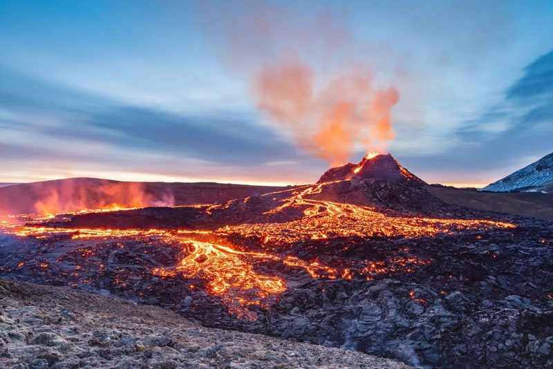 Volcanic eruption sparks devastating fires in Icelandic fishing village ...