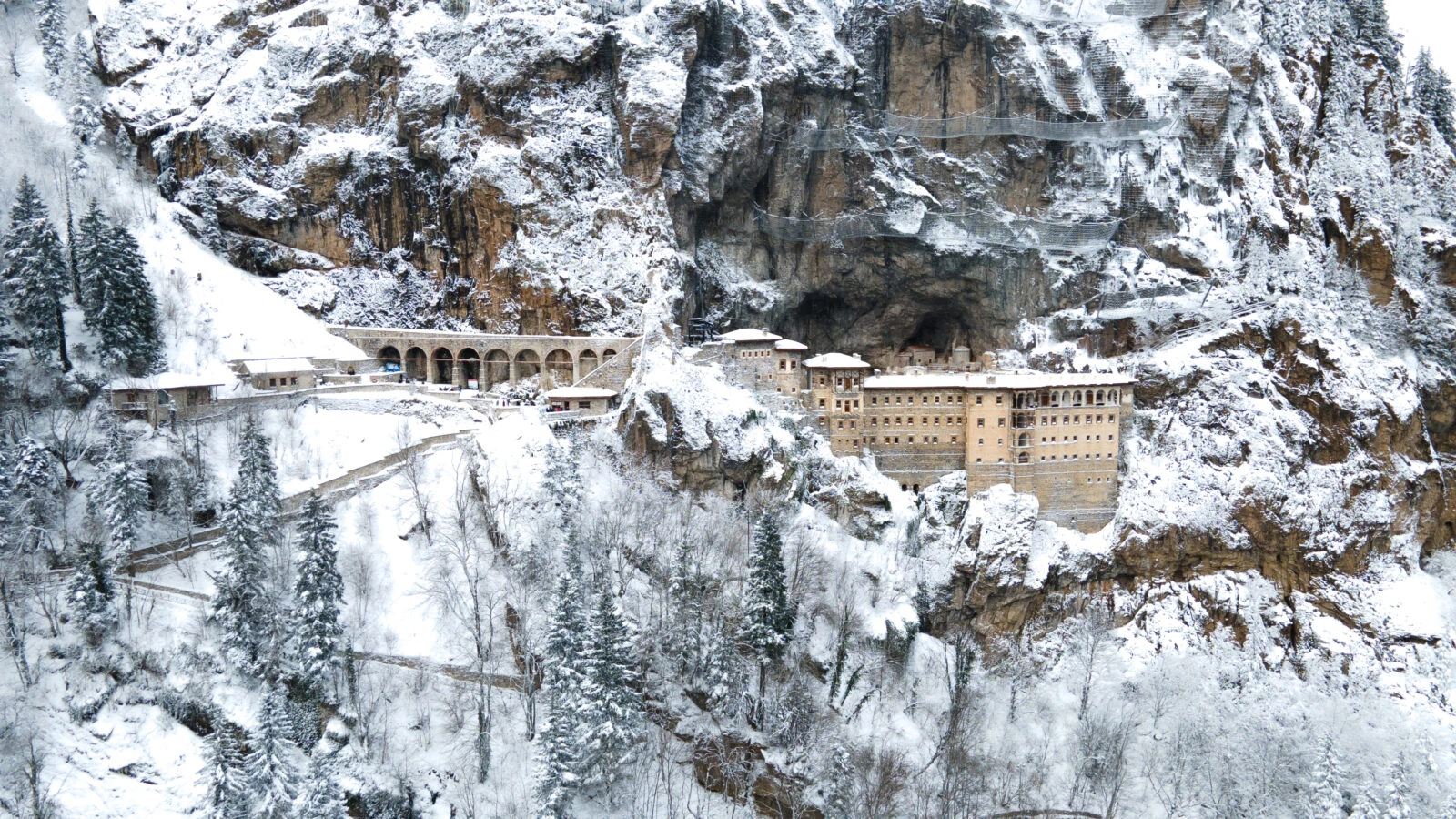 Türkiye’s Sumela Monastery transforms into winter wonderland - Türkiye ...